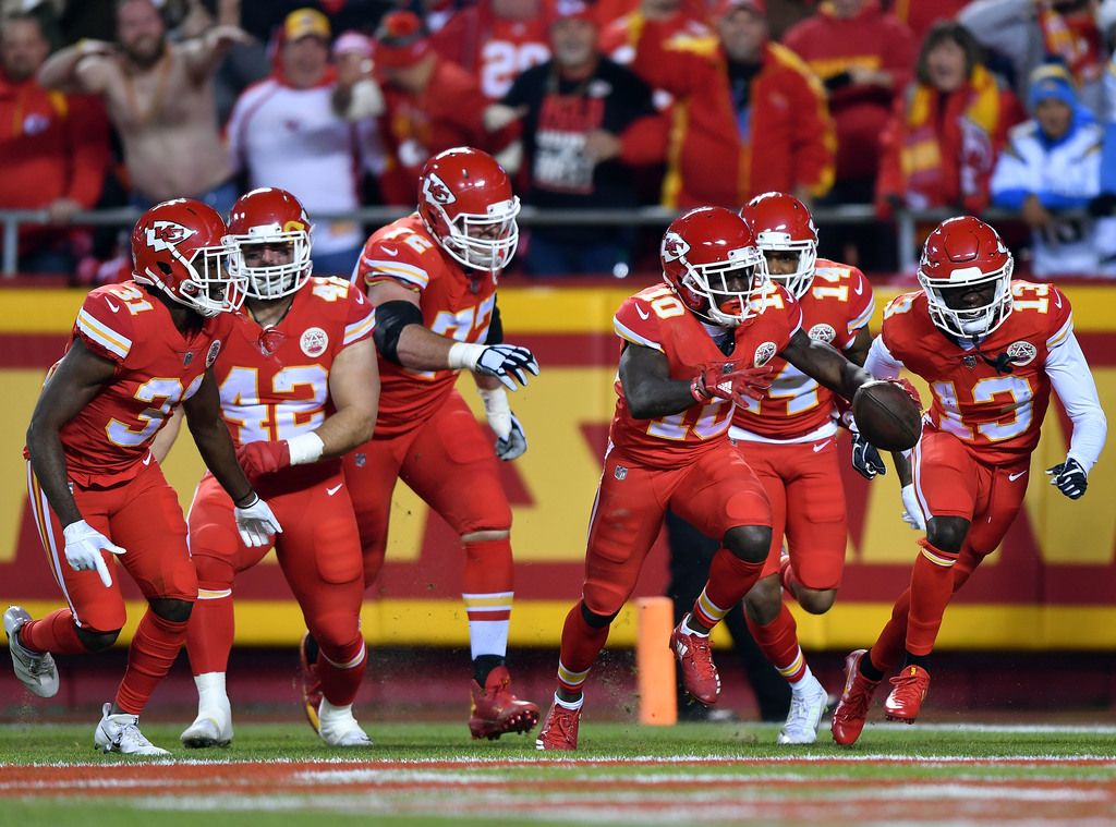 WATCH: Tyreek Hill raced high school students during…