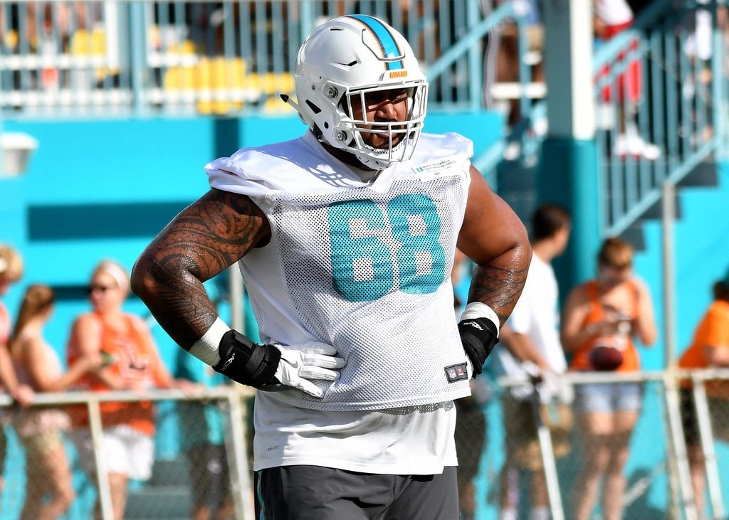 Former Dolphins offensive guard Isaac Asiata signs…