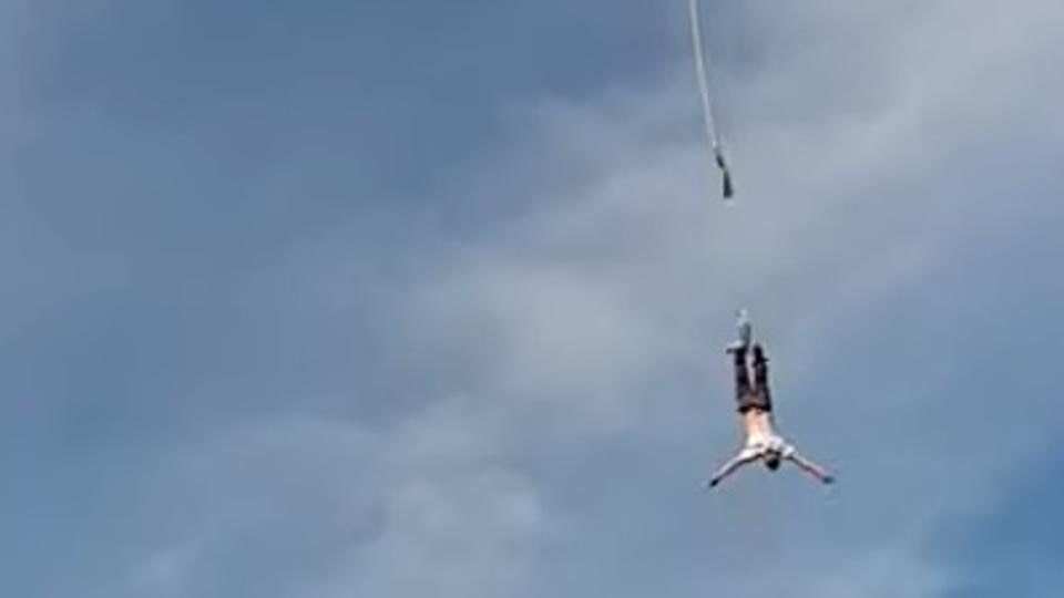 Man’s bungee jumping rope snaps mid-air. Horrifying…