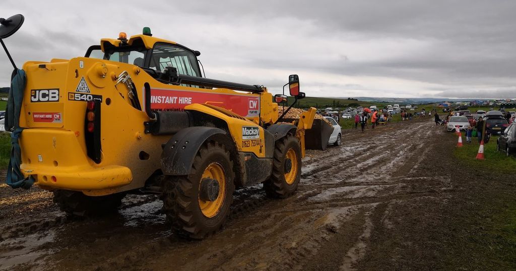 Cars stuck in six inches of sludge at Derbyshire's Y…