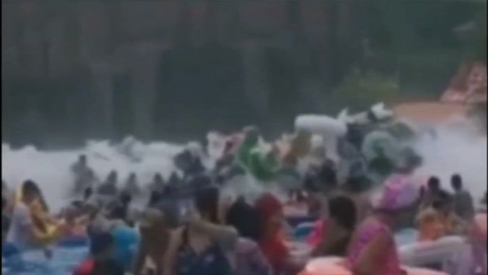 Tsunami-like wave crushes swimmers after waterpark…