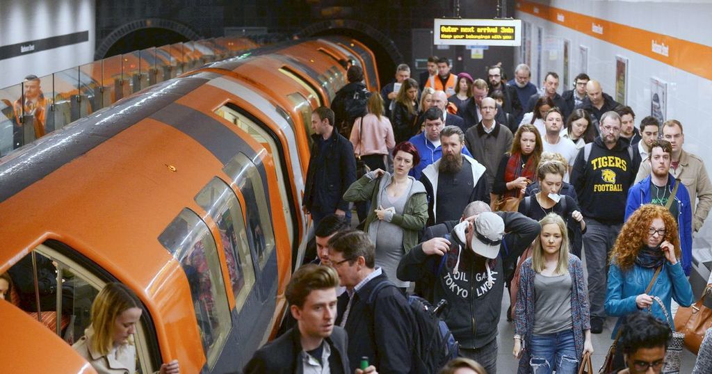 Gang jump dad and daughter at Glasgow Subway leaving…