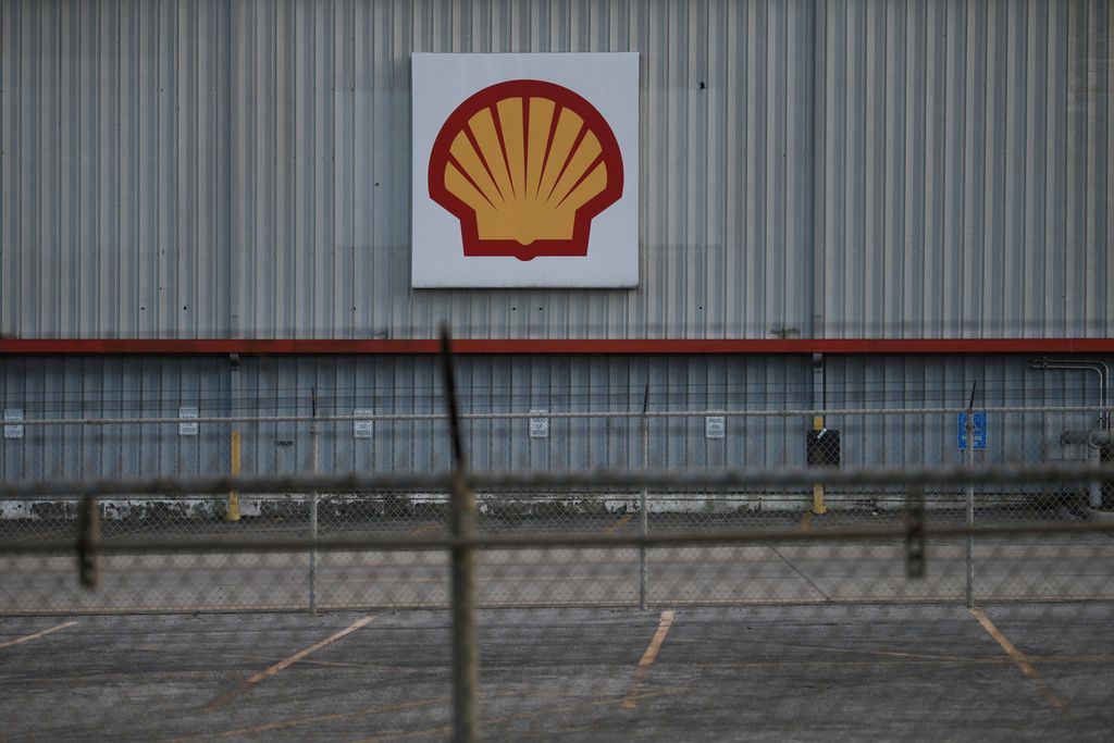 Shell debuts electric vehicle chargers in Singapore,…