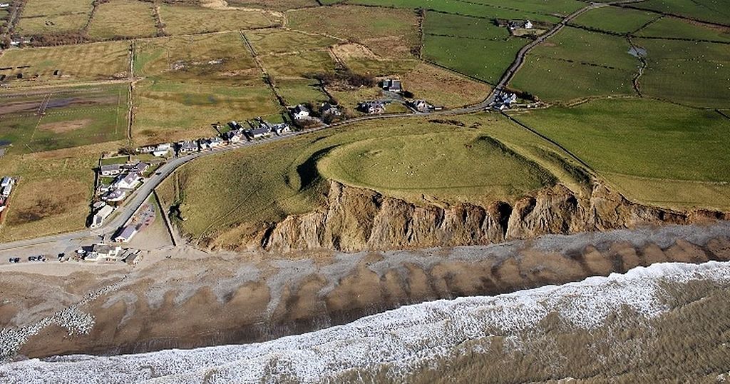 Iron Age building unearthed in Wales is 'biggest…