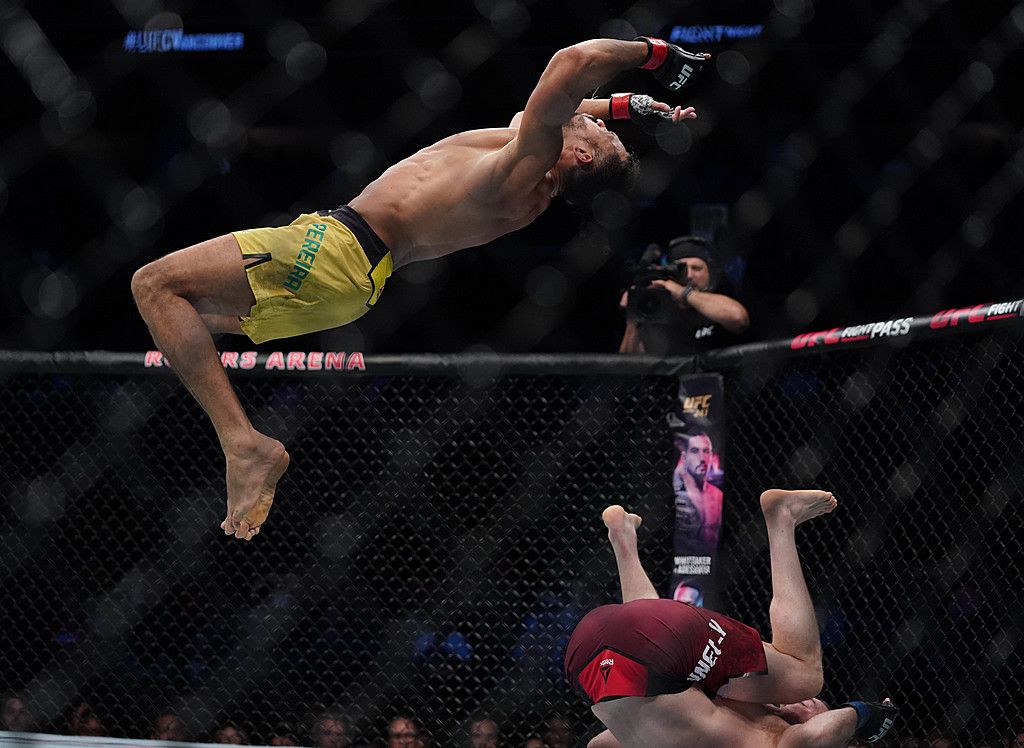 This UFC fighter does insane gymnastics mid-fight,…