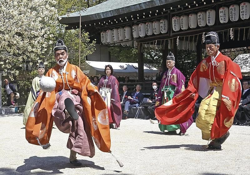 Descendants of 'kuge' aristocratic families still…