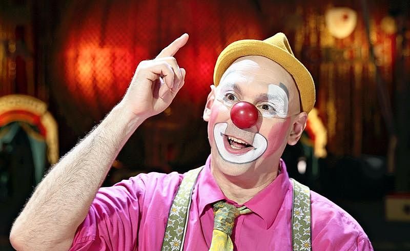 American clown in Japanese circus is happy to greet…