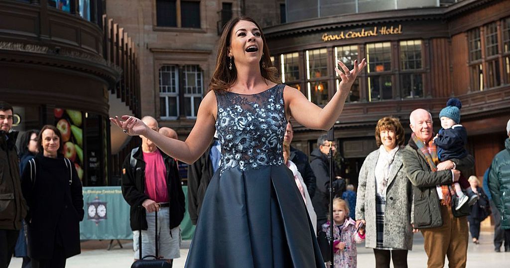 World famous opera singer wows Glasgow Central…