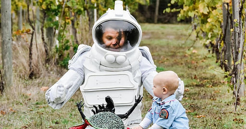 Parents stage 'terrifying' Alien-themed photo shoot…