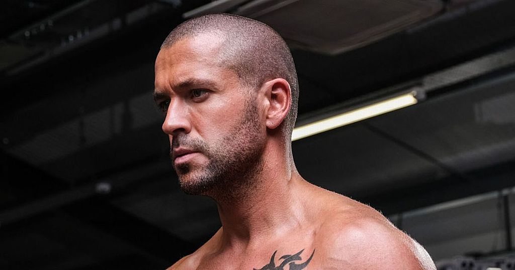 Shayne Ward shows off his incredible body…