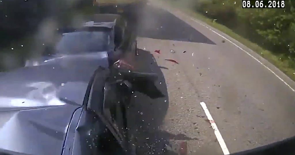 Shocking footage shows danger driver plough lorry into…