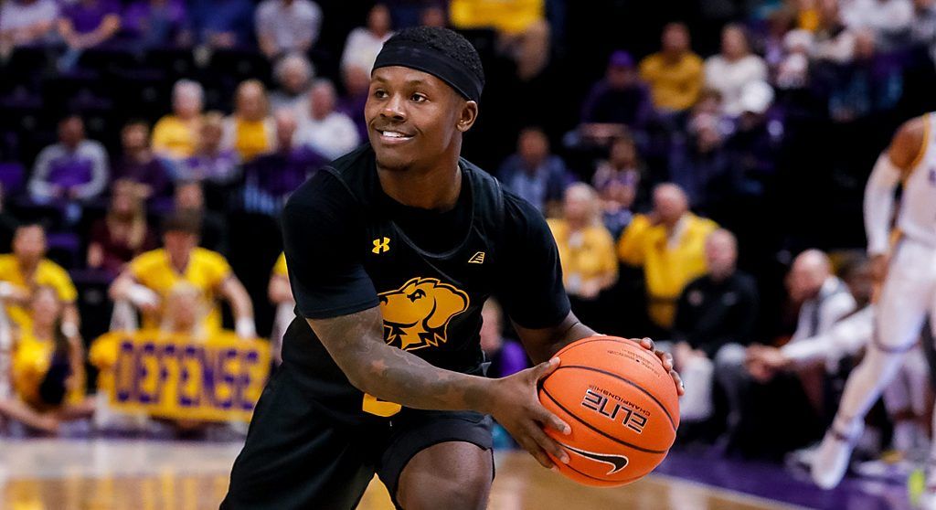Meet Darnell Rogers, the 5-foot-2 UMBC guard who will…