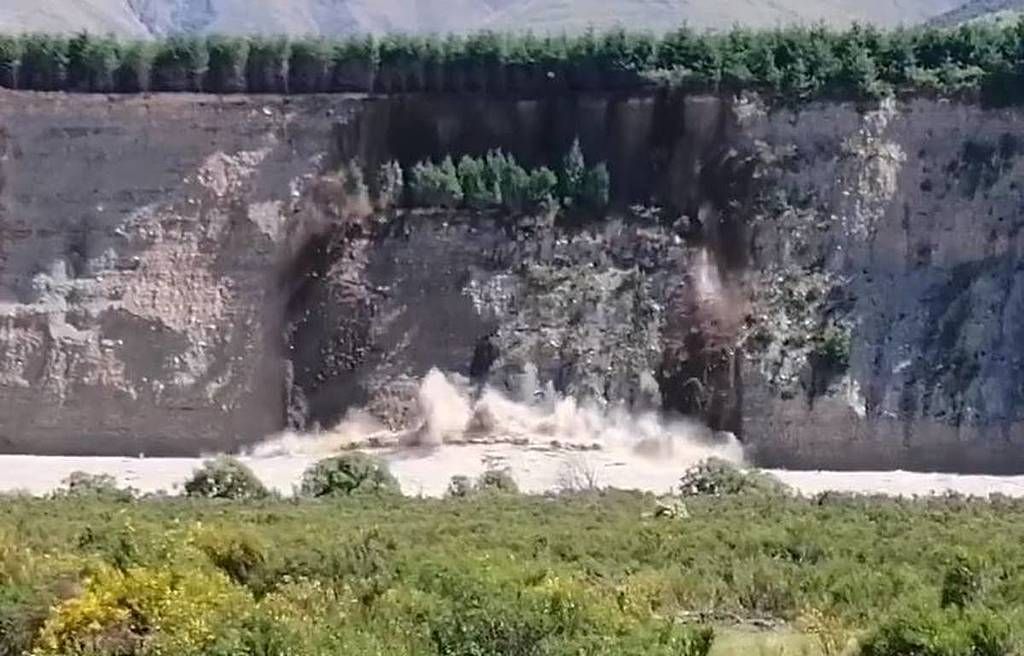 Wild weather: Dramatic footage shows massive landslide…