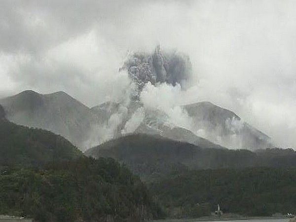 New Zealand: White Island volcano erupts
