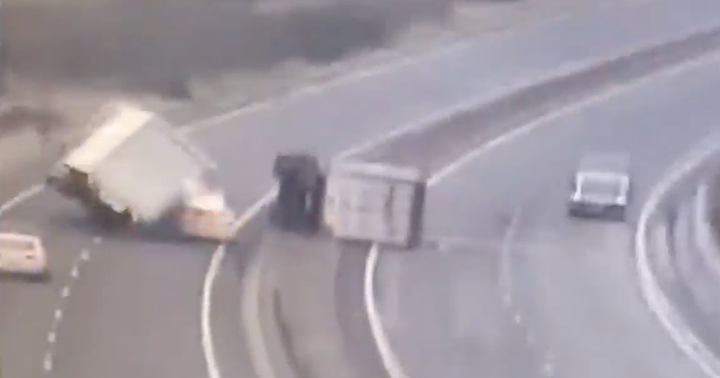 Shock footage shows dramatic moment police car crushed…