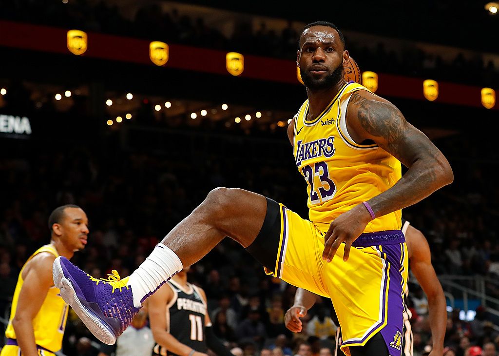 LeBron James throws between the legs pass to Dwight…