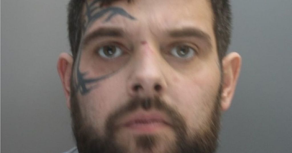 Idiotic robber chased by Post Office owner led him to…