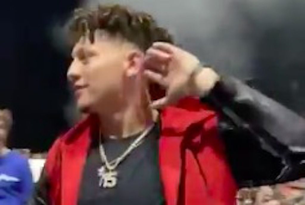 Patrick Mahomes’ electric entrance at a Post Malone…