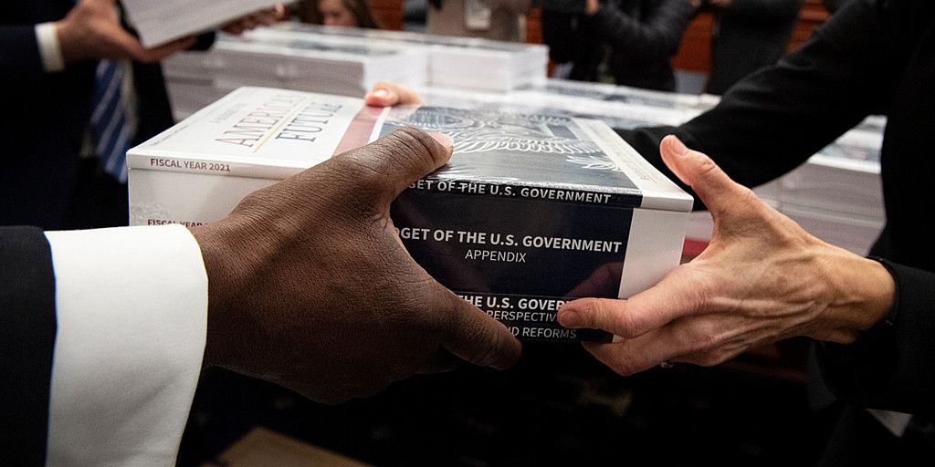 Photos of the Week: Budget, hats and hugging - Roll…