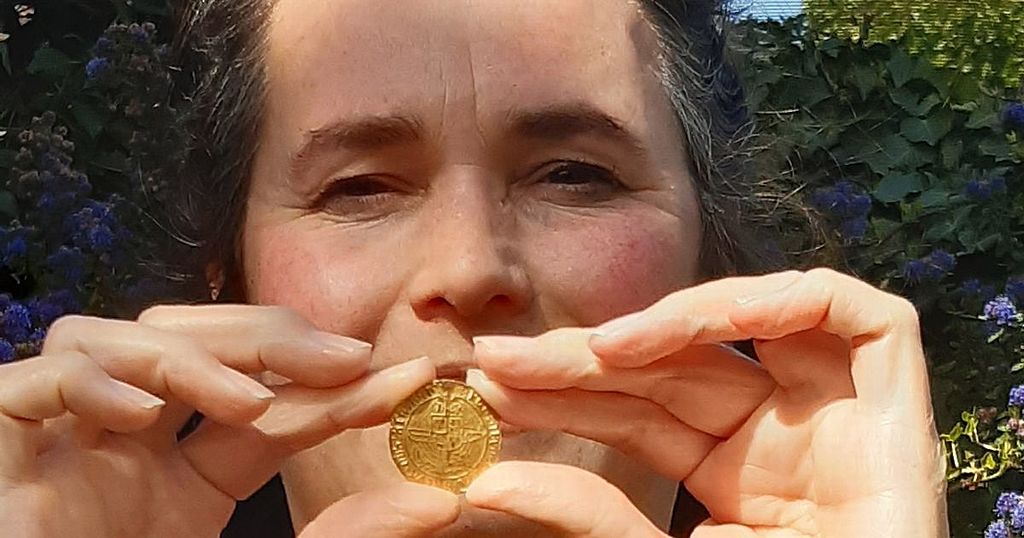 Bored mum finds 500-year-old gold coin worth £2,500 in…