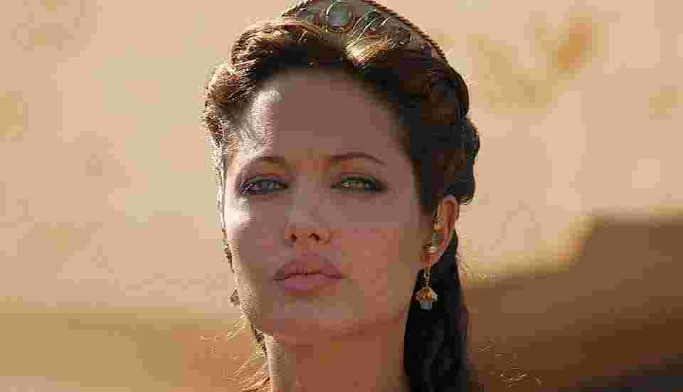 Val Kilmer says he couldn’t wait to kiss Angelina…