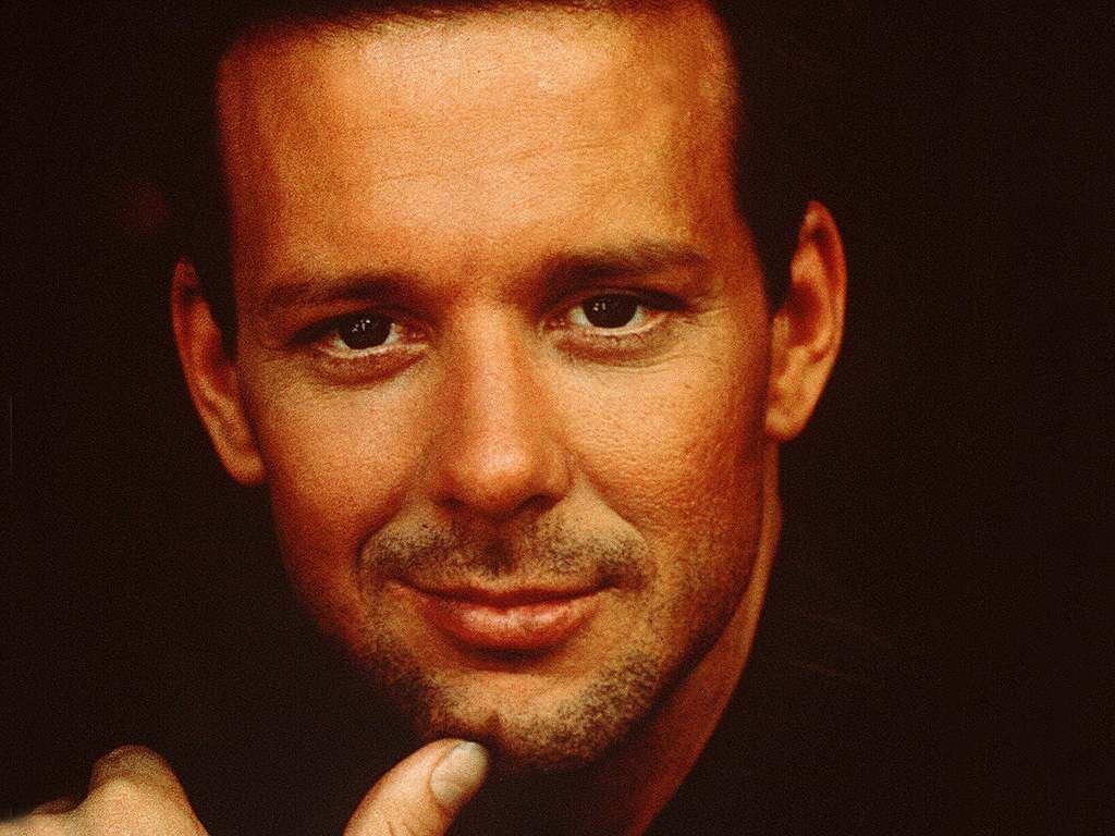 Mickey Rourke's changing face is a symbol of Hollywood…