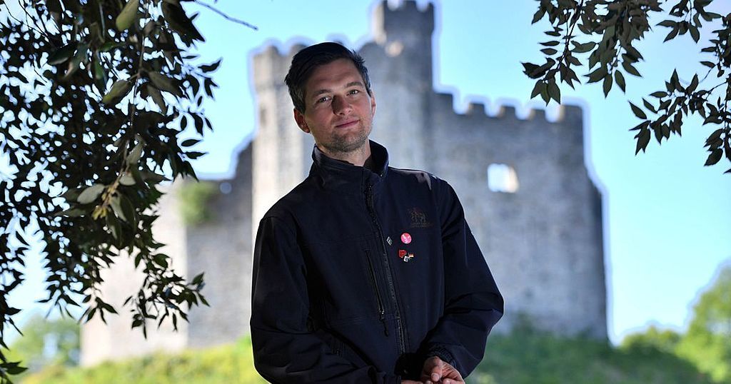 The singing security guard performing lockdown gigs at…