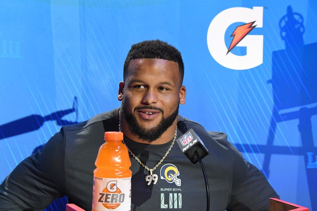 Aaron Donald shows how ripped he is with hilarious…