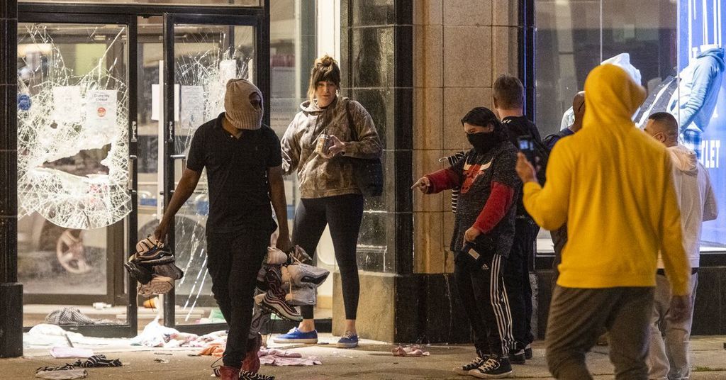 Looting spreads through Chicago, suburbs after…