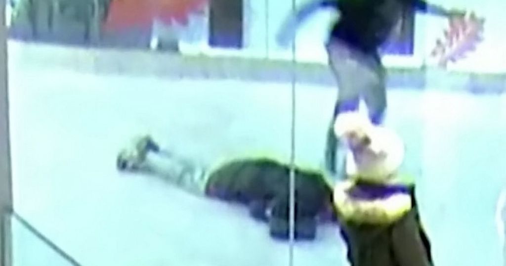 CCTV captures rival gangs vicious knife fight in front…