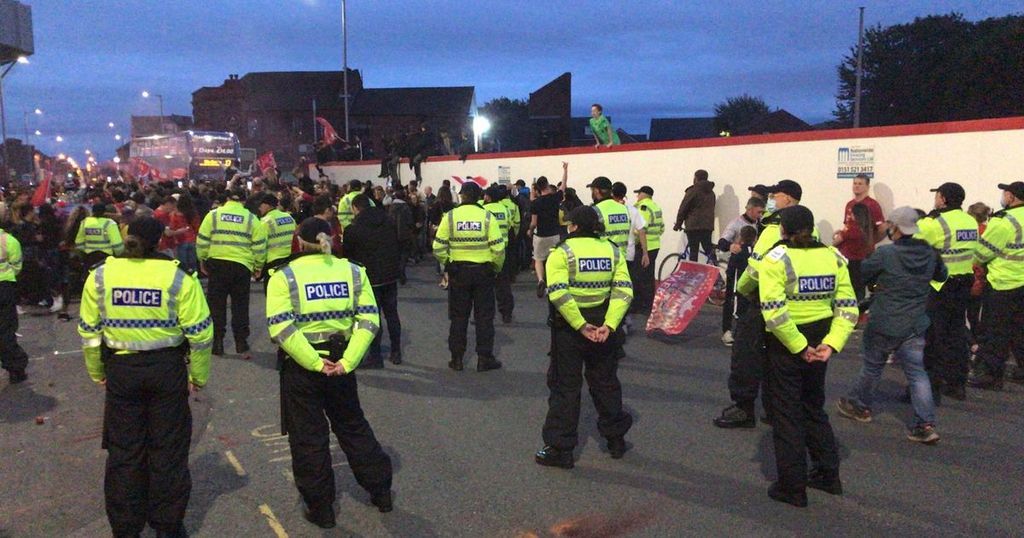 Police set up dispersal zone around Anfield as crowds…