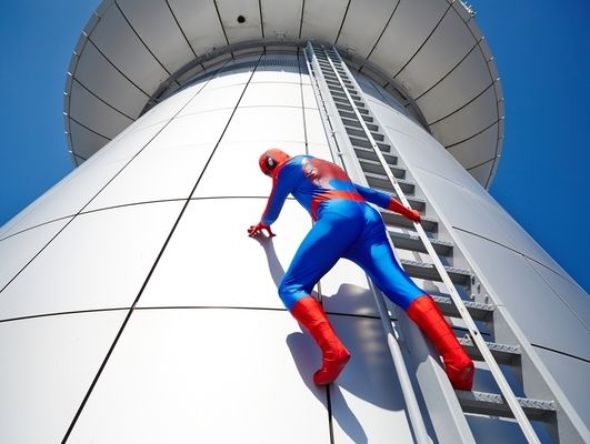 Spider-Man delights with mid-air stunt at Auckland Sky…