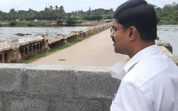 Historic Wellesley bridge closed over rising Cauvery