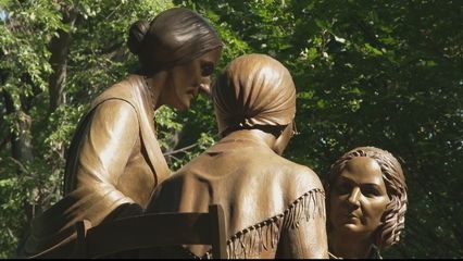 US statue honouring three women's rights pioneers…